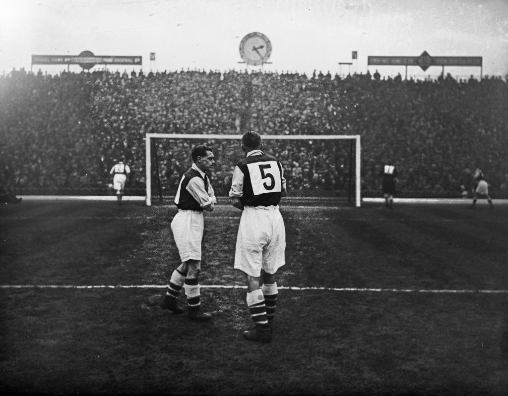 L'iconica foto dell'Arsenal con il Clock End: il messaggio cifrato nel ...