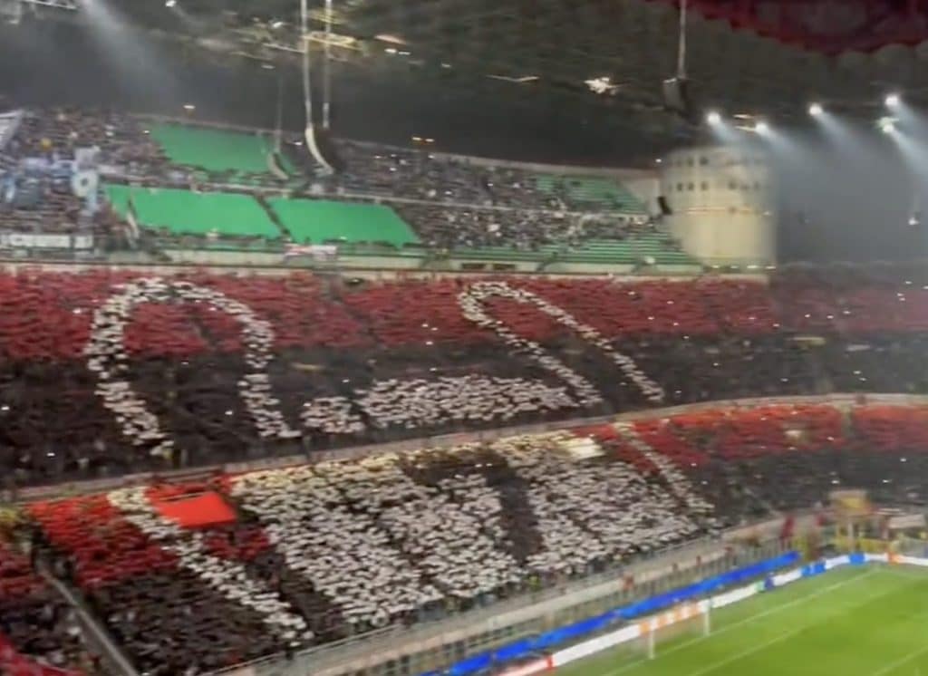 La coreografia della curva del Milan per impressionare il Napoli: il Diavolo assale Pulcinella