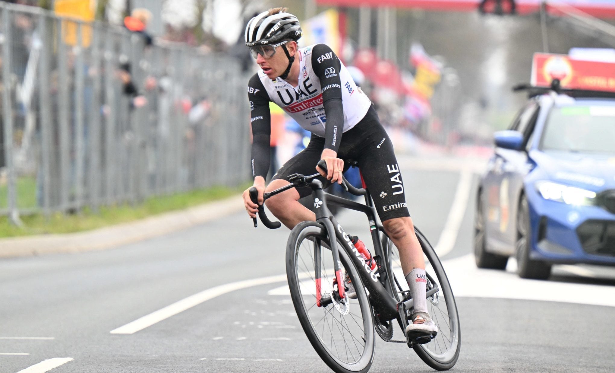 Pogacar cade ed è costretto al ritiro dalla Liegi-Bastogne-Liegi ...