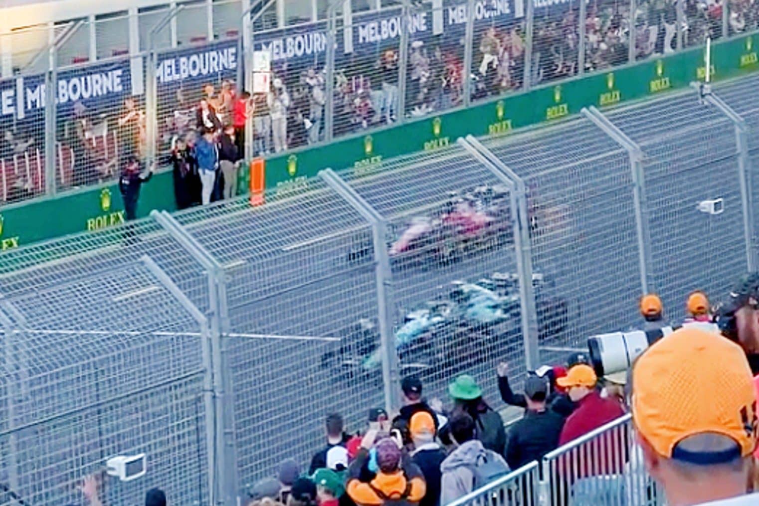 Tifosi in pista a gara in corso nel GP Australia: scene inconcepibili con le auto a 200 km/h