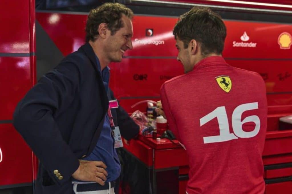 John Elkann a Maranello per risolvere i problemi Ferrari: la mossa che allontana Hamilton