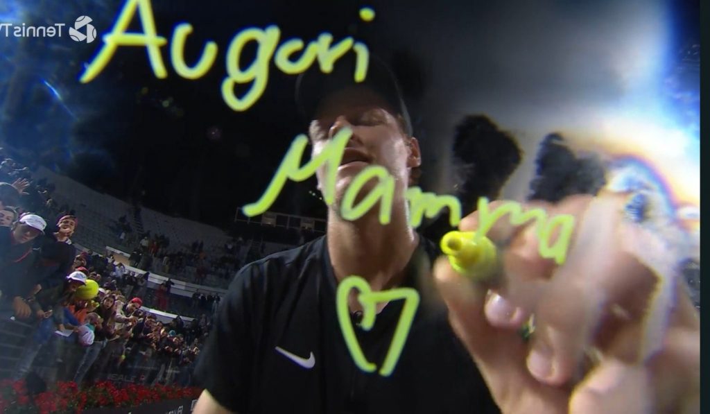 Sinner si fa perdonare in diretta, ridono tutti: "Scusami mamma ma sono ...