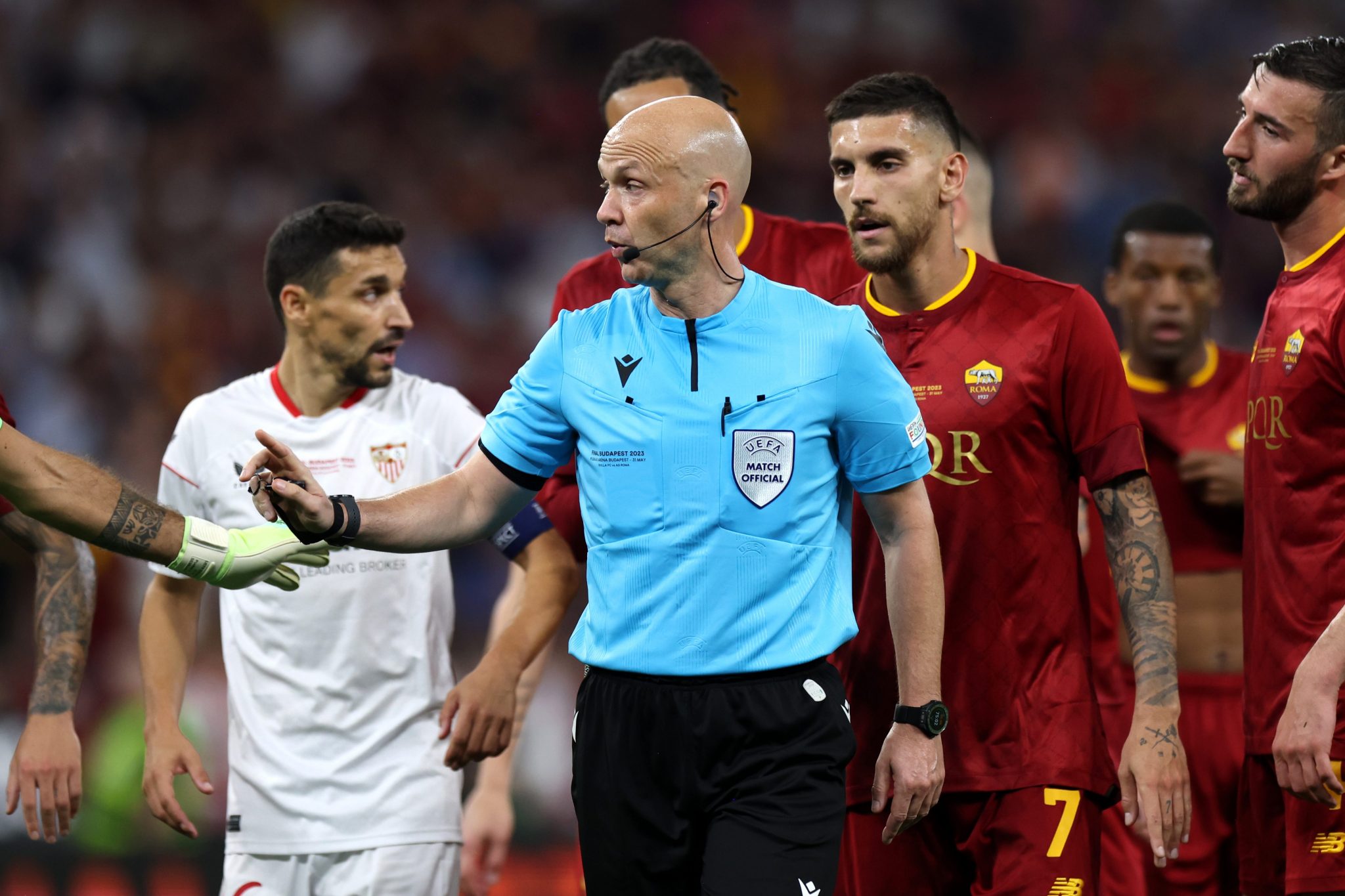 I tifosi della Roma riconoscono l’arbitro Taylor in aeroporto dopo la ...