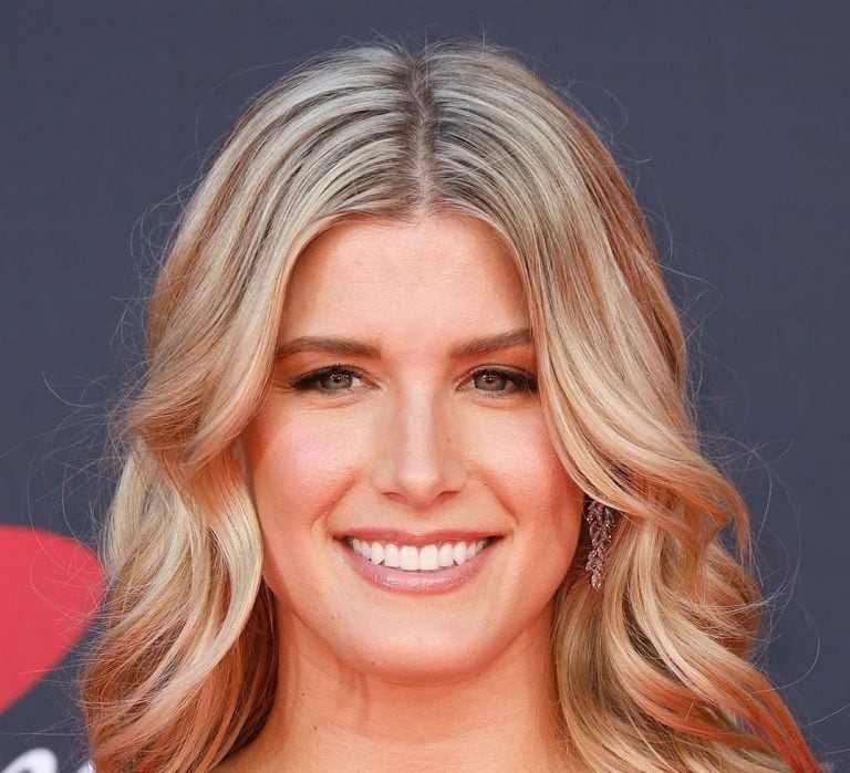 Eugenie Bouchard riceve una strana domanda dal vicino sull'aereo: "So ...