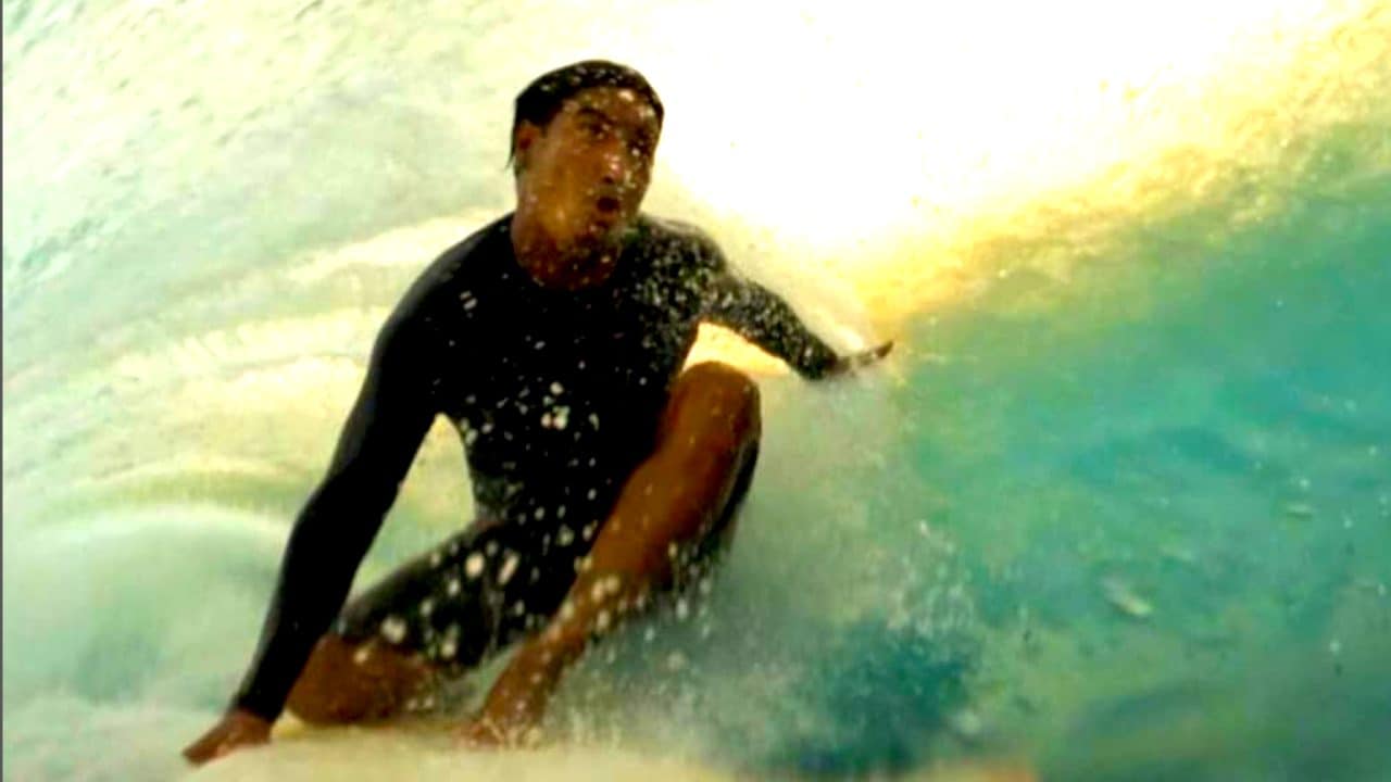 Mikala Jones, mito del surf, muore dissanguato in mare: recisa la ...