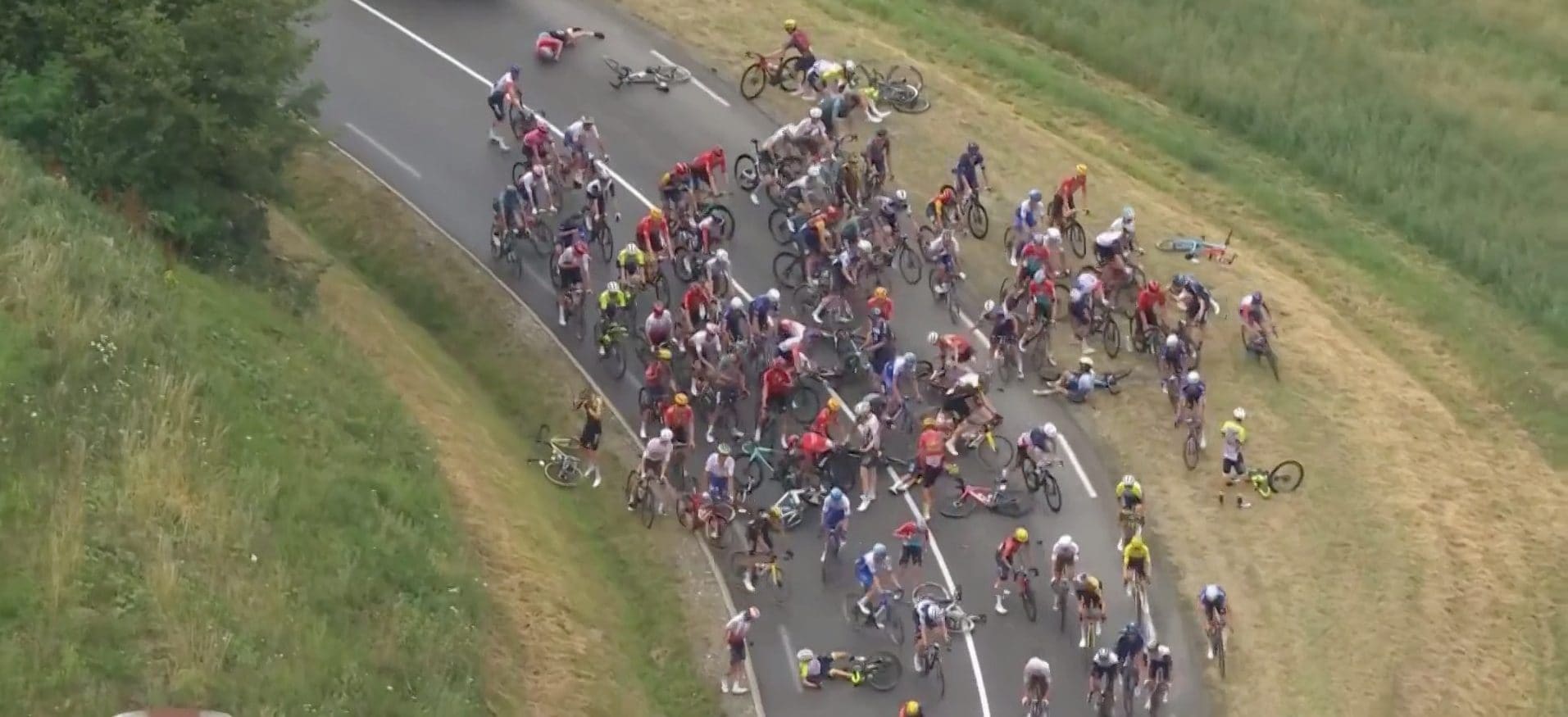 Cosa ha provocato la maxi caduta al Tour de France: 5 ciclisti costretti al ritiro per le fratture
