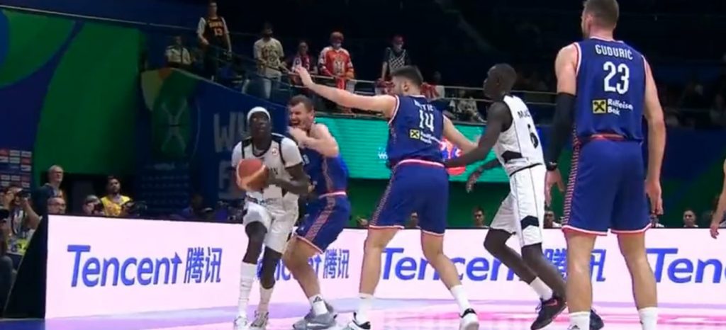 Il dramma di Simanic ai Mondiali di basket: subisce una gomitata che ...