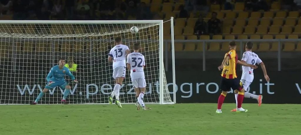 Il Lecce abbatte il muro del Genoa con una magia di Oudin: è secondo e in zona Champions