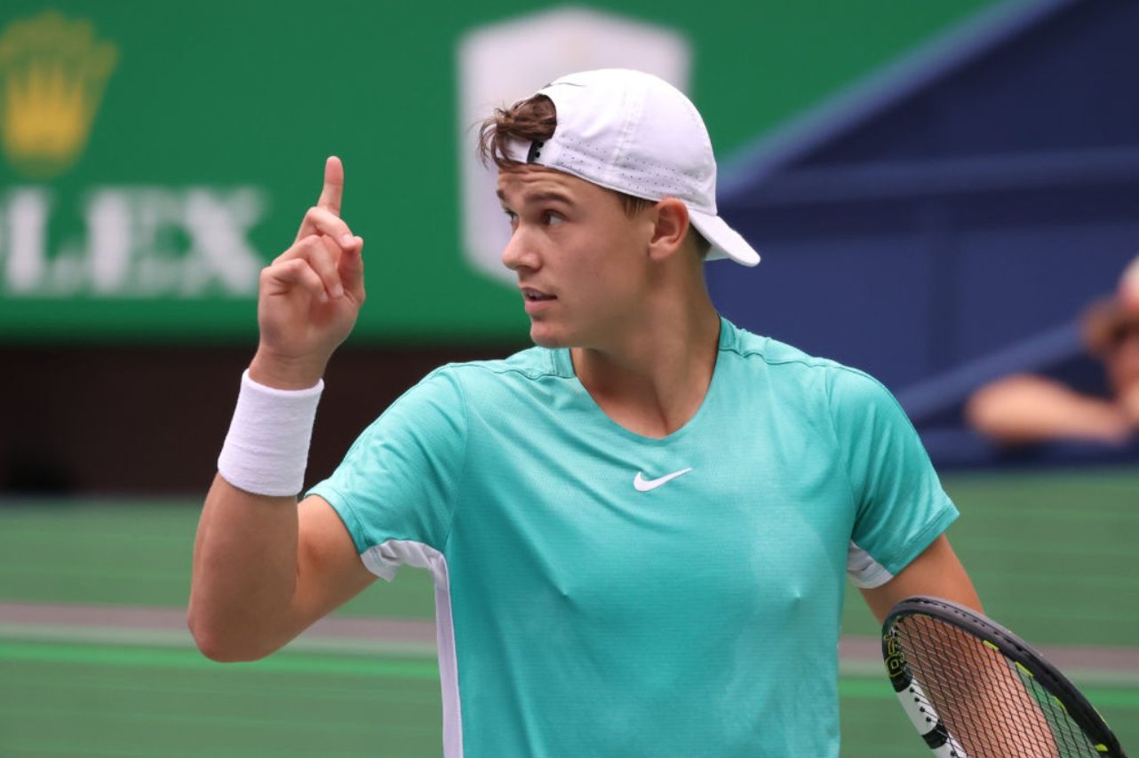 Rune non vince più, si affida a Becker e difende la sua fidanzata: "Non ...