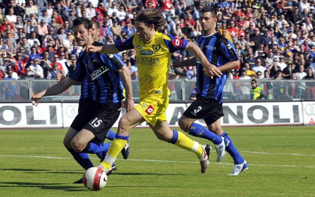 L'esempio di Iunco a Verona, toglie il giocatore che offende gli avversari: "Contano i valori ...