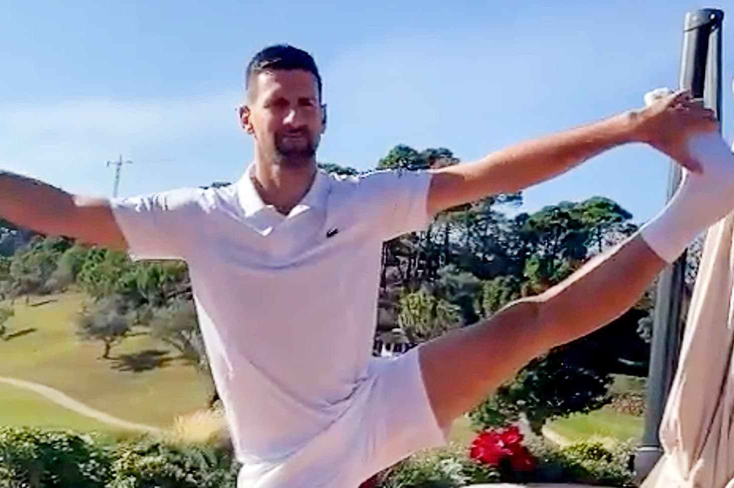 Djokovic sfida i suoi follower a replicare un esercizio di stretching ...