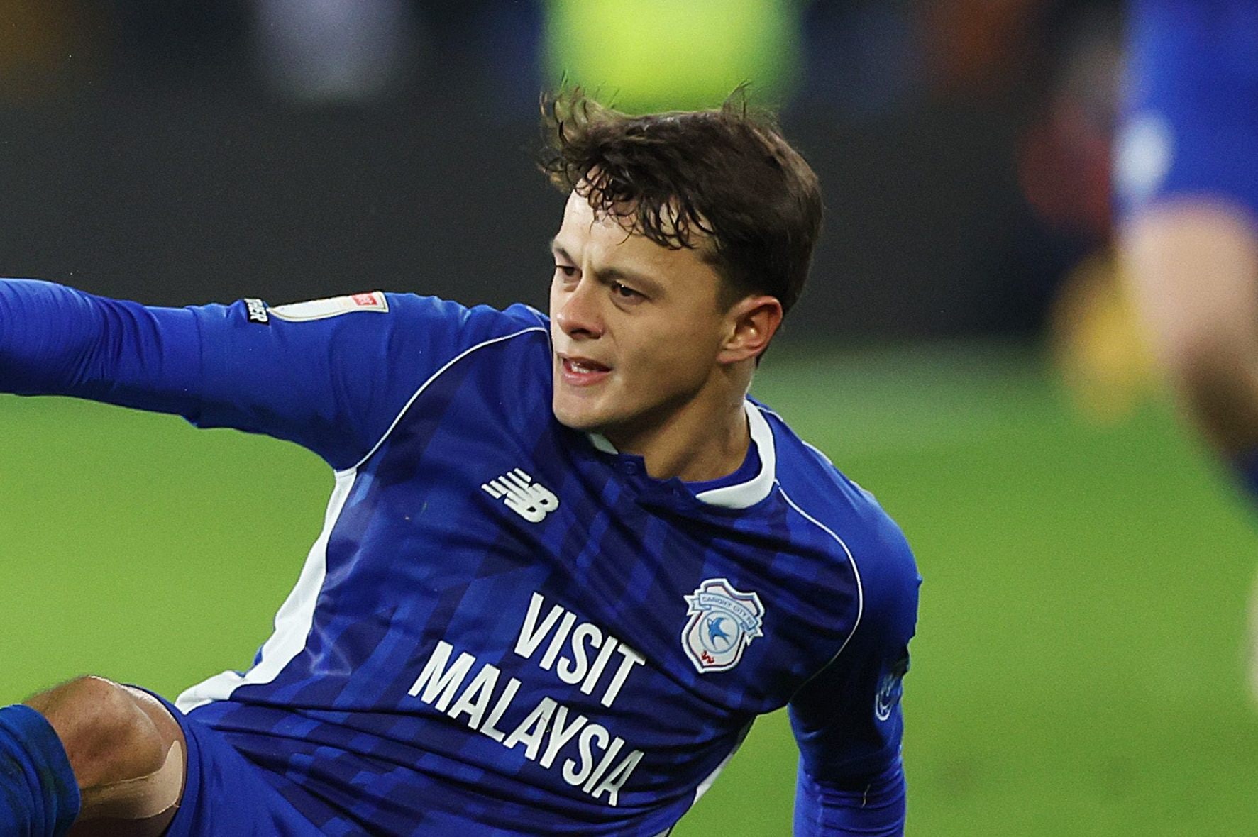 Calciatore cade da solo due volte in campo e si avvicina alla panchina ...