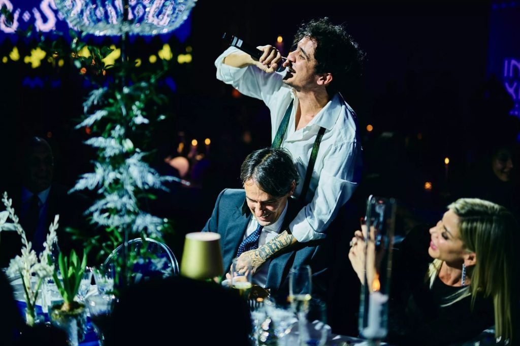 Alla Festa di Natale dell'Inter Max Pezzali sorprende tutti: la sua hit ...