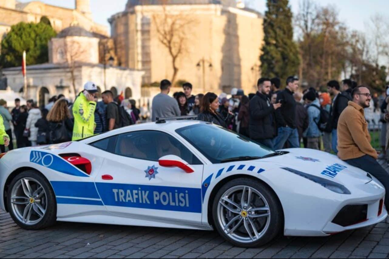 La polizia turca ora gira con le Ferrari dei narcos: l'incredibile ...