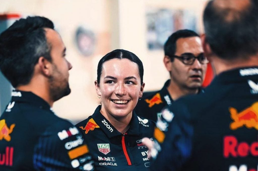 La Red Bull presenta la prima meccanica donna nel team F1: Emmie Jones sarà nel box di Verstappen