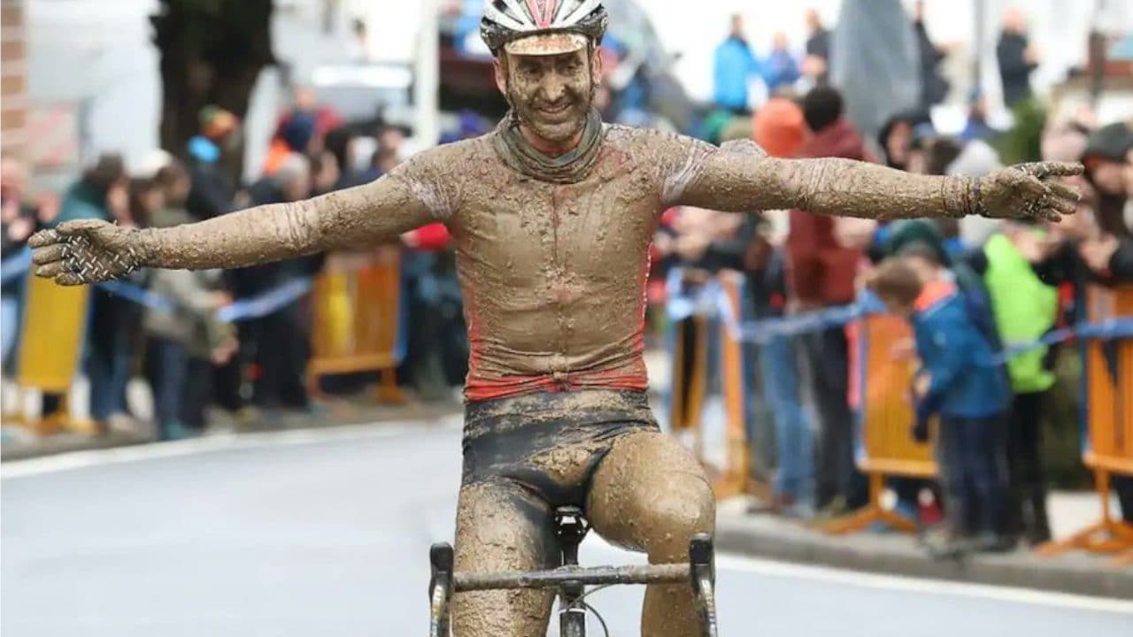 Gorka Izagirre si presenta al traguardo come una statua di fango: è l ...