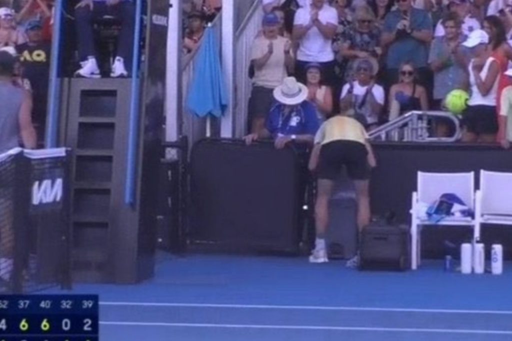 Jack Draper vomita in campo dopo aver vinto una maratona di cinque set ...