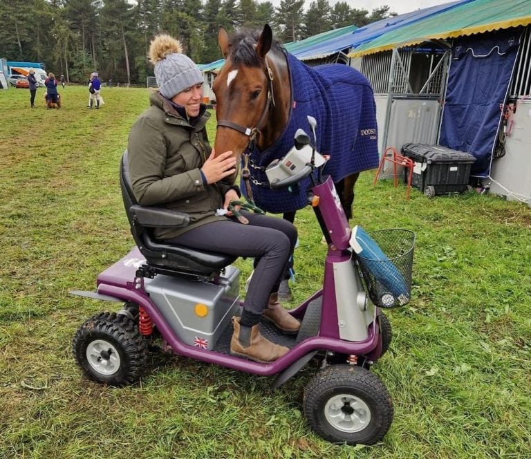 La cavallerizza Caroline March muore col suicidio assistito: "Non è l ...