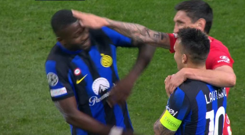 Thuram strizza le parti intime di Savic durante Atletico-Inter: la reazione del difensore è ...