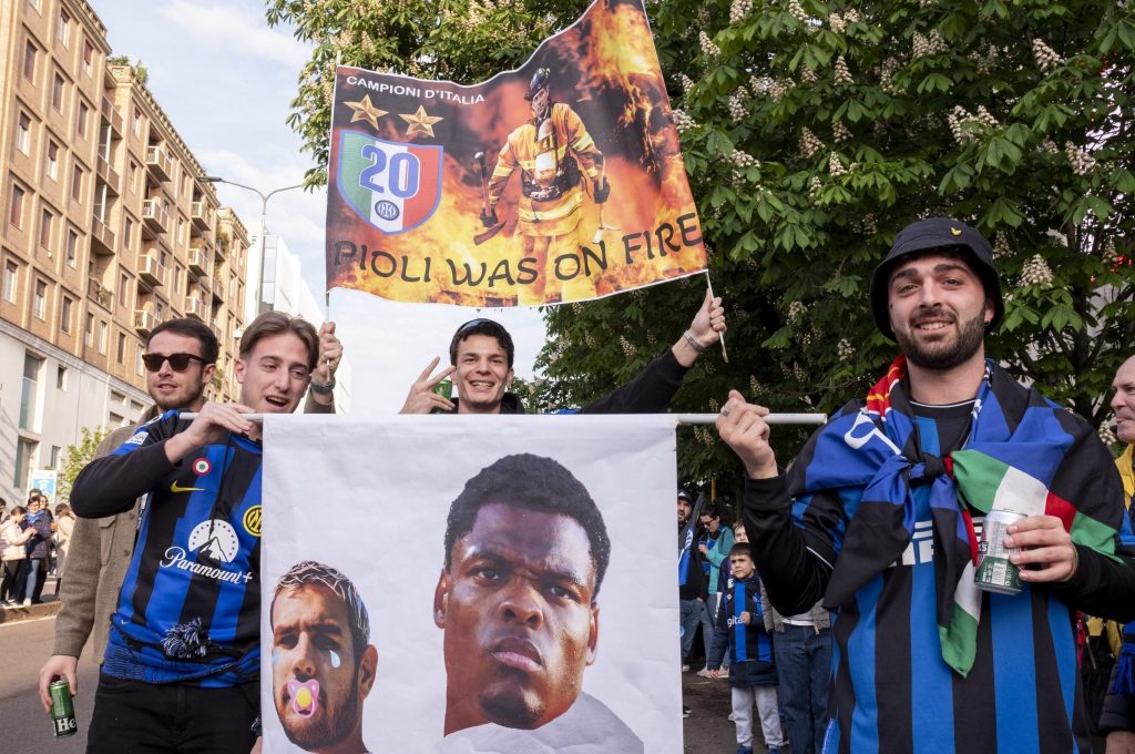 Lo striscione di Dumfries: Theo con un guinzaglio al collo nella festa ...