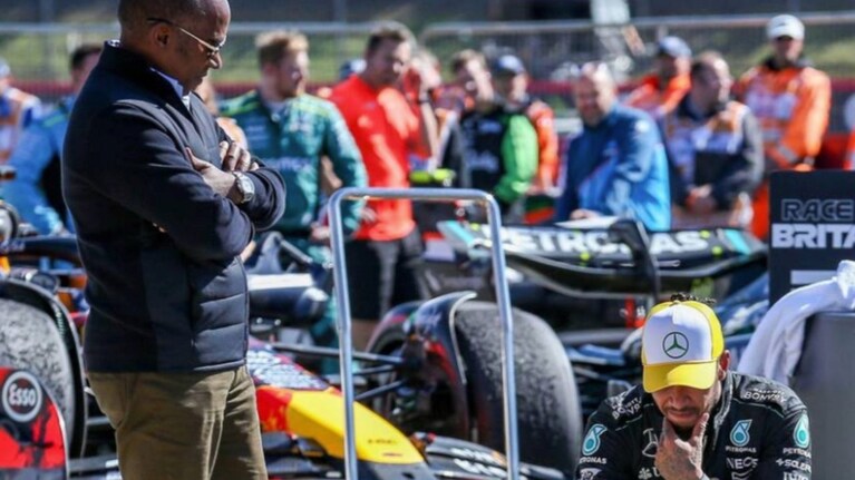 Cosa ha detto il papà a Hamilton mentre piangeva nascosto dal casco ...
