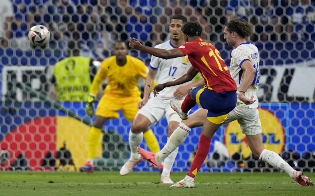 Lamine Yamal in aeroporto scopre cosa vuol dire essere famosissimo a 17 ...