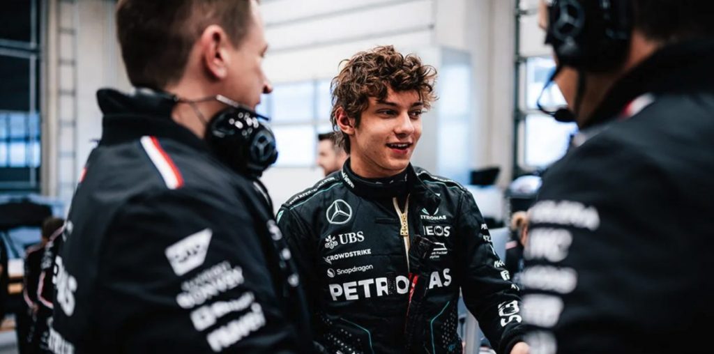 La surreale prima volta di Kimi Antonelli nel paddock F1: era nascosto dentro una pila di gomme