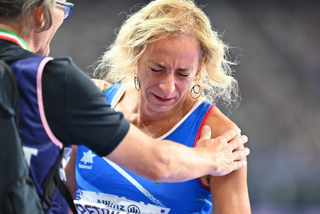 L'ex campionessa olimpica durissima su Valentina Petrillo: "È un uomo ...