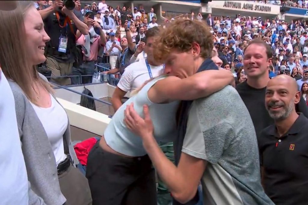 Il bacio della vittoria tra Sinner e Anna Kalinskaya: la russa rompe l ...