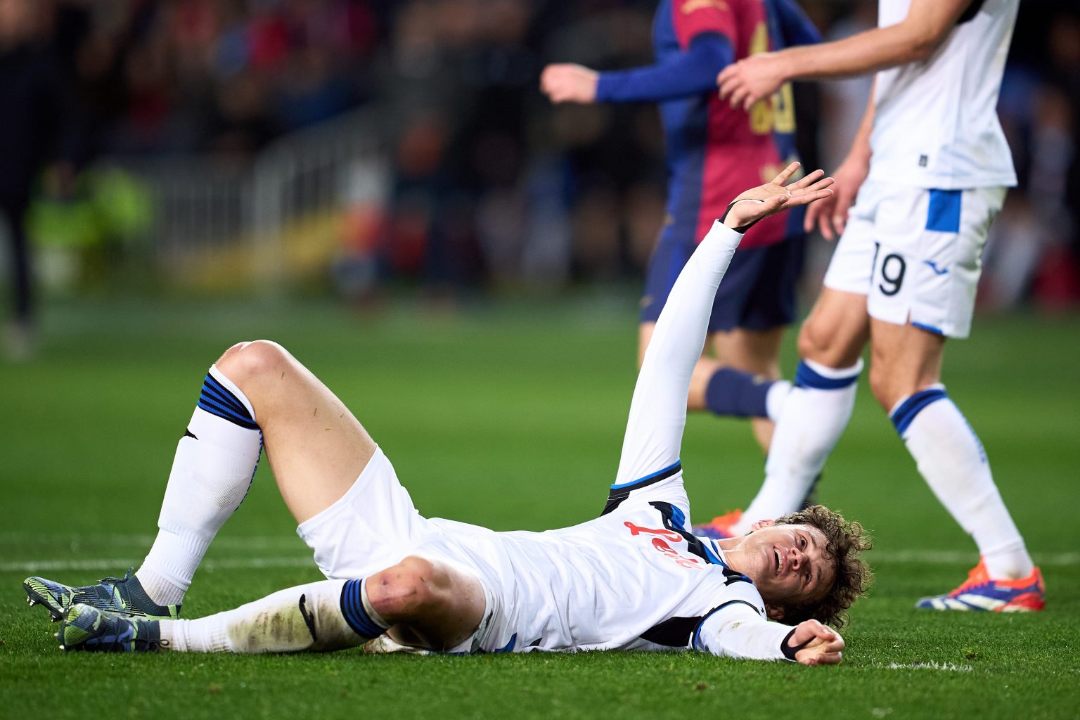 Scalvini esce dal campo in barella dopo un infortunio alla spalla: cosa ...