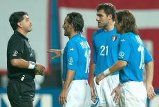 L'arbitro Byron Moreno torna in campo, i colleghi lo ripudiano: nello ...