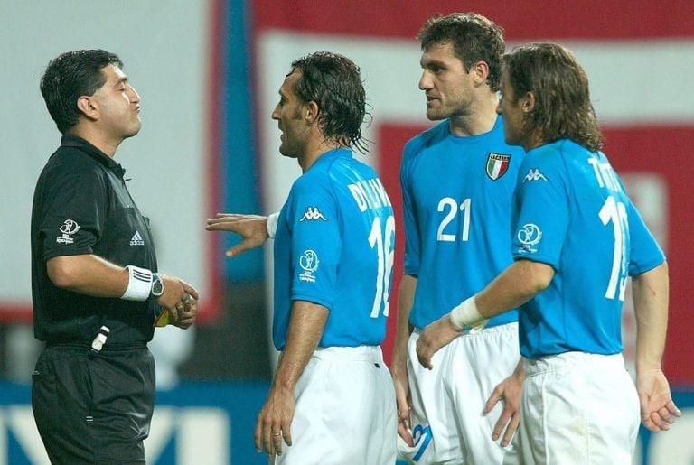 L'arbitro Byron Moreno torna in campo, i colleghi lo ripudiano: nello ...