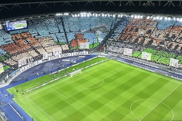 Lazio e Roma dividono tutto nel derby: gol, punti, emozioni e una spettacolare coreografia