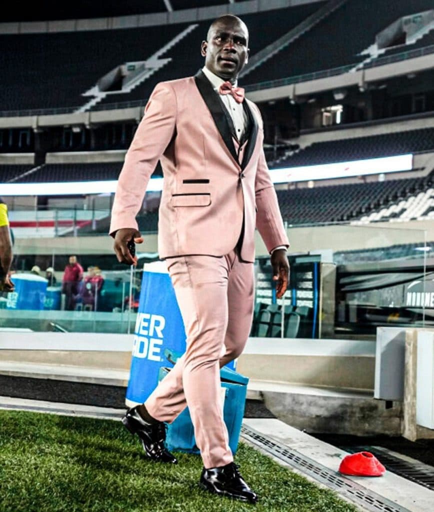 Segundo Castillo fa uno stop al volo favoloso in smoking rosa: ormai è ...