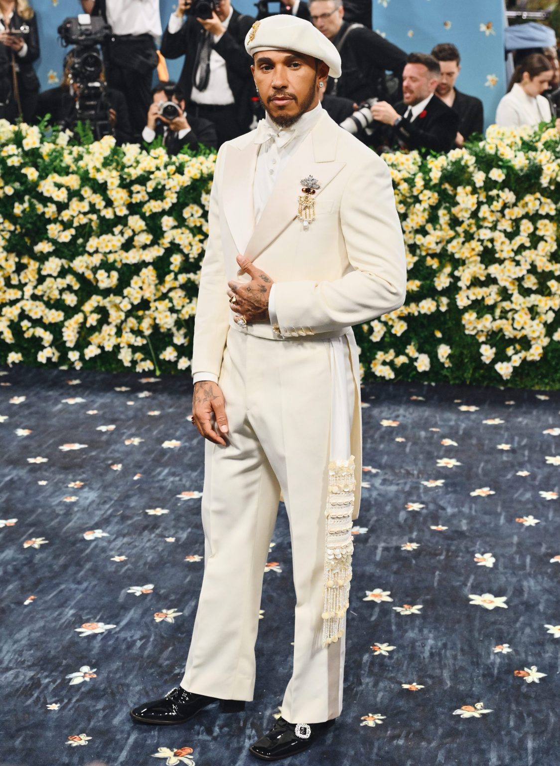 Lo stravagante look di Hamilton al Met Gala in cui tutti gli accessori ...