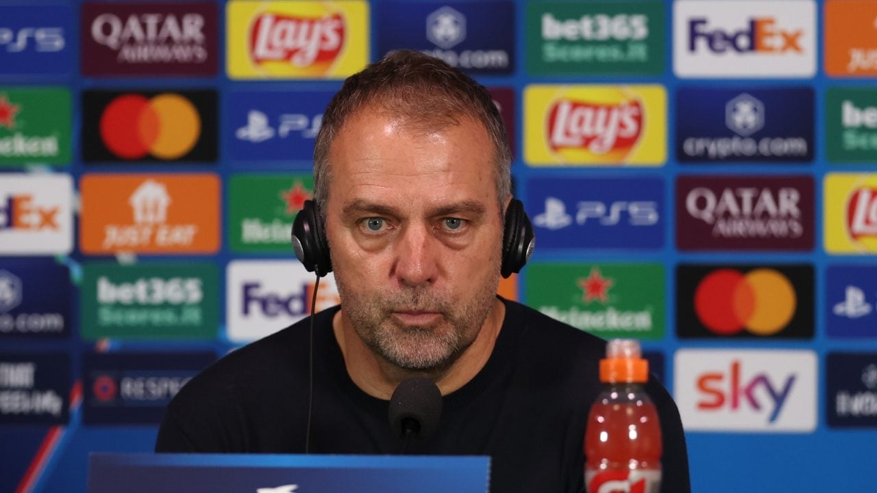 Dicono a Flick che la conferenza è finita, ma lui ferma tutti: "No, no ...