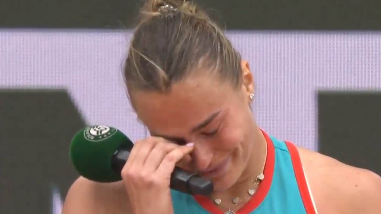 Sabalenka disperata dopo aver perso la finale del Roland Garros ...