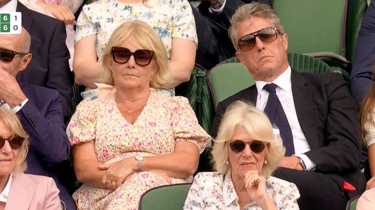 Hugh Grant beccato mentre dorme dietro alla regina Camilla nel momento ...