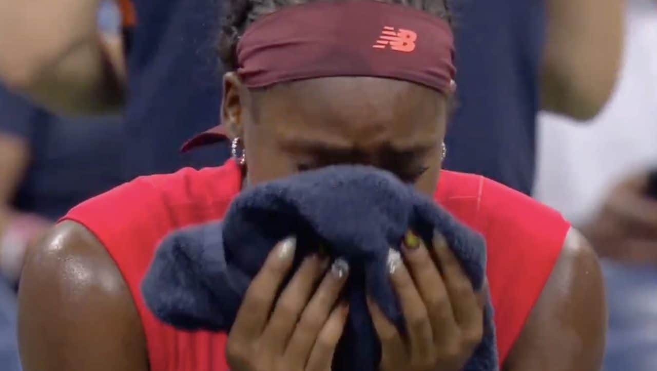 Coco Gauff scoppia a piangere in campo durante la partita degli US Open: poi dà una lezione a tutti