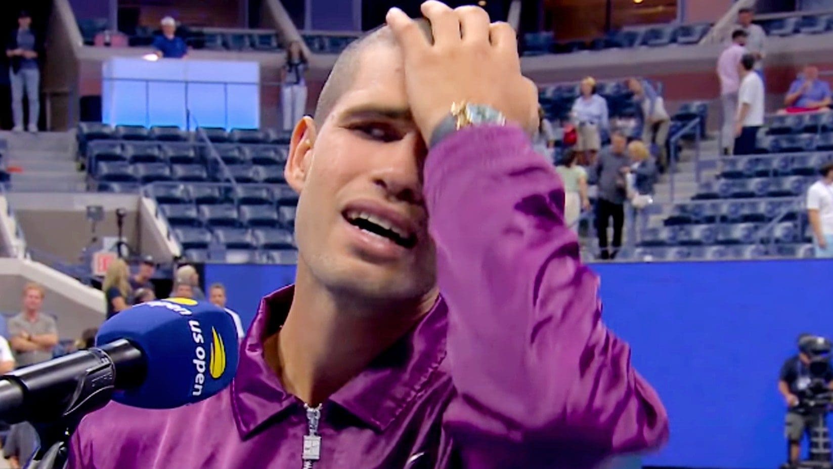 Alcaraz si dimentica di aver rasato a zero i capelli e il suo gesto ...