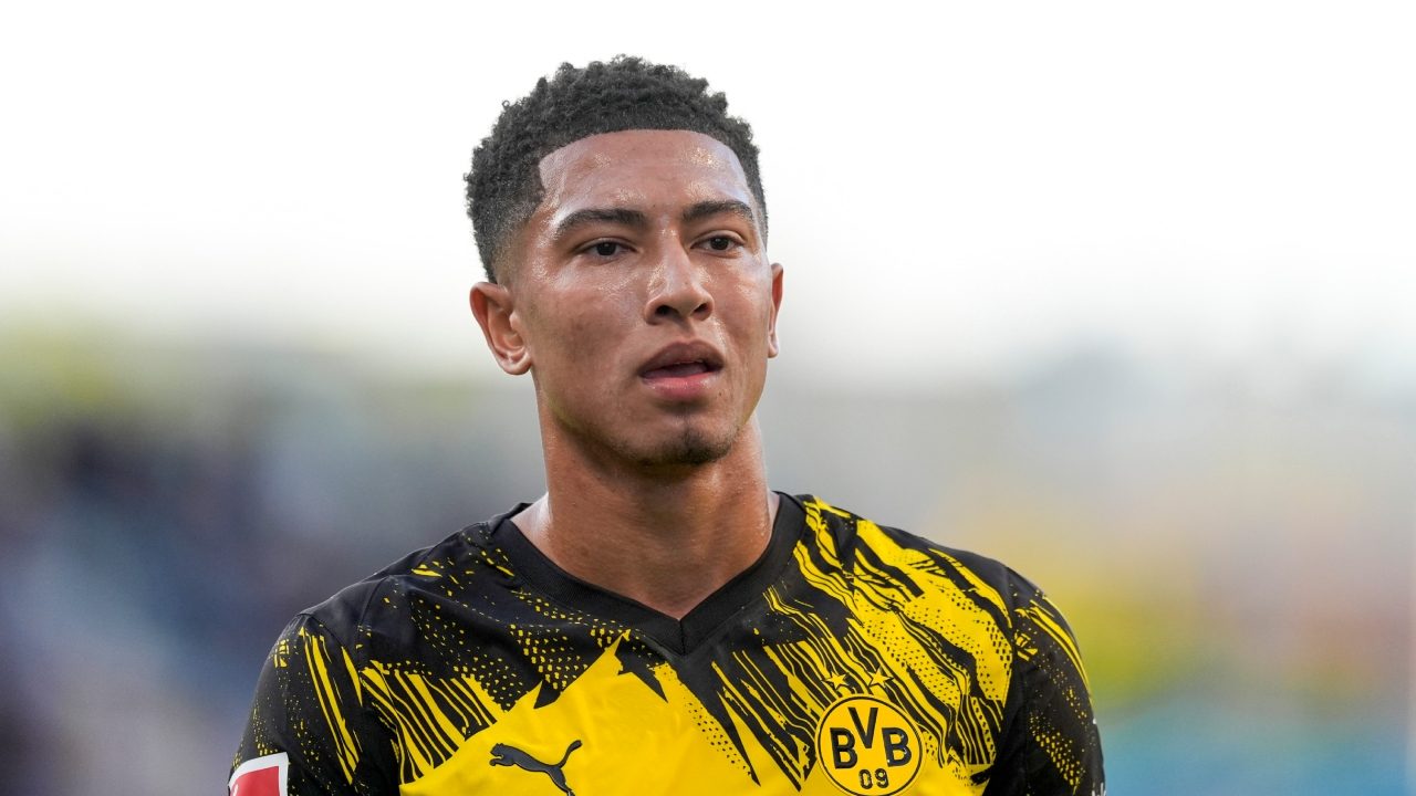 Jobe Bellingham sostituito all'intervallo, il padre va nello spogliatoi del Dortmund per lamentarsi