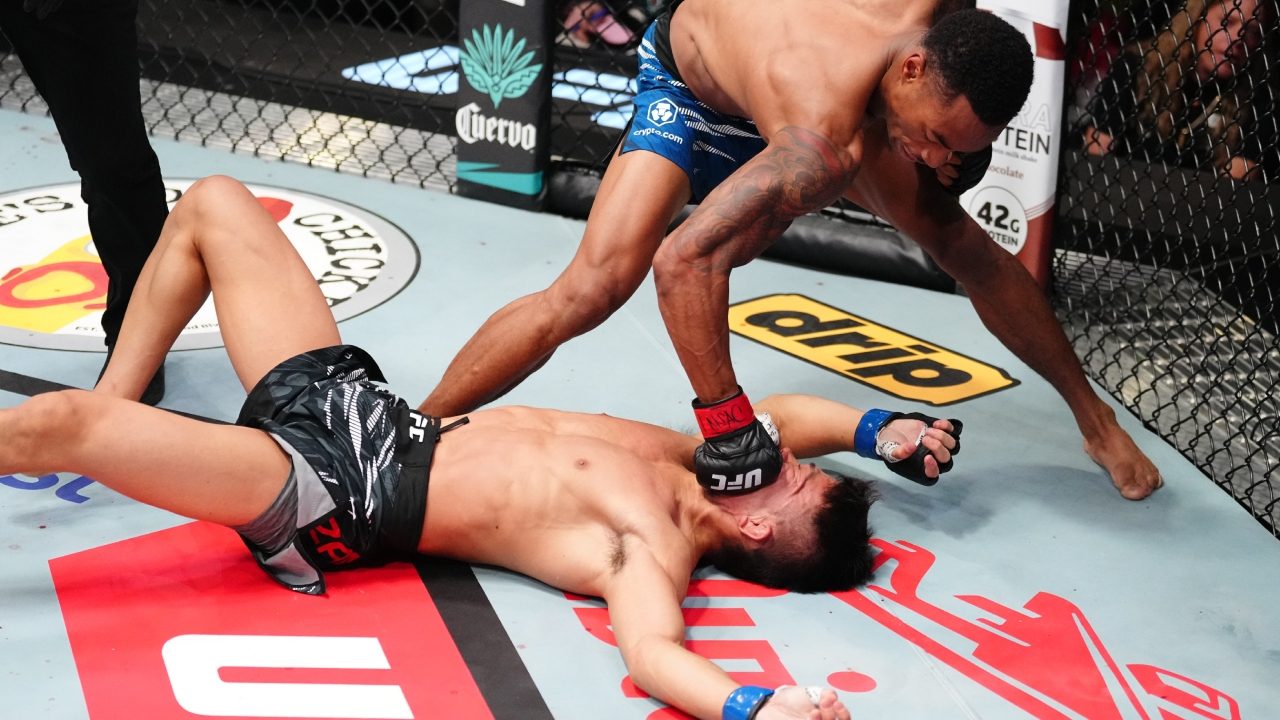 Violenza brutale in MMA, Smith infierisce sul volto di Kazama indifeso ...