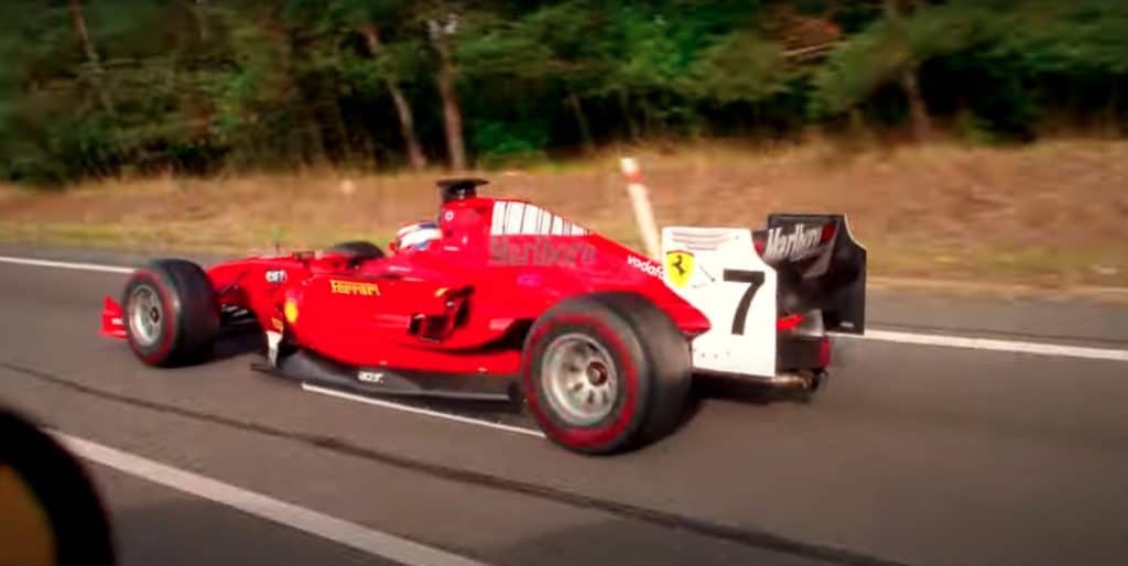 Guidava in autostrada una Ferrari da F1 a volto coperto: catturato dopo ...