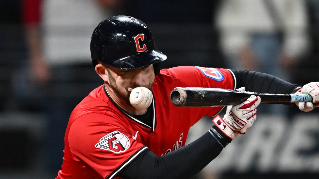 Giocatore di baseball colpito al volto da una palla lanciata a 160 km/h: crolla insanguinato