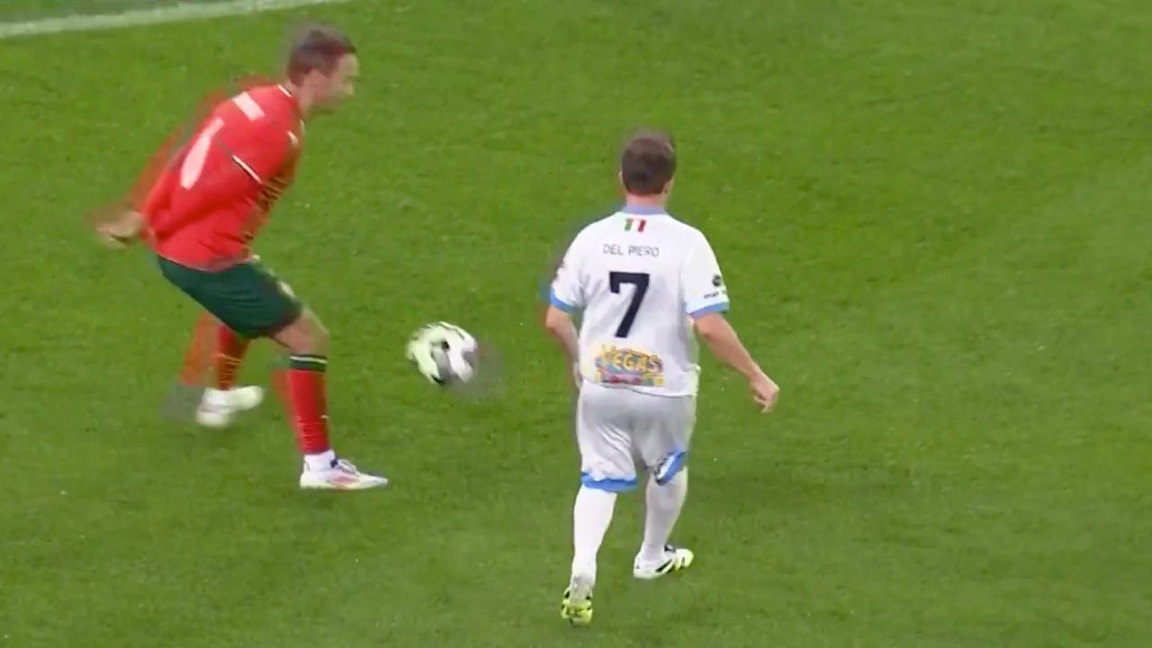 Del Piero in campo a 50 anni incanta ancora, vede spazi che non ci sono ...