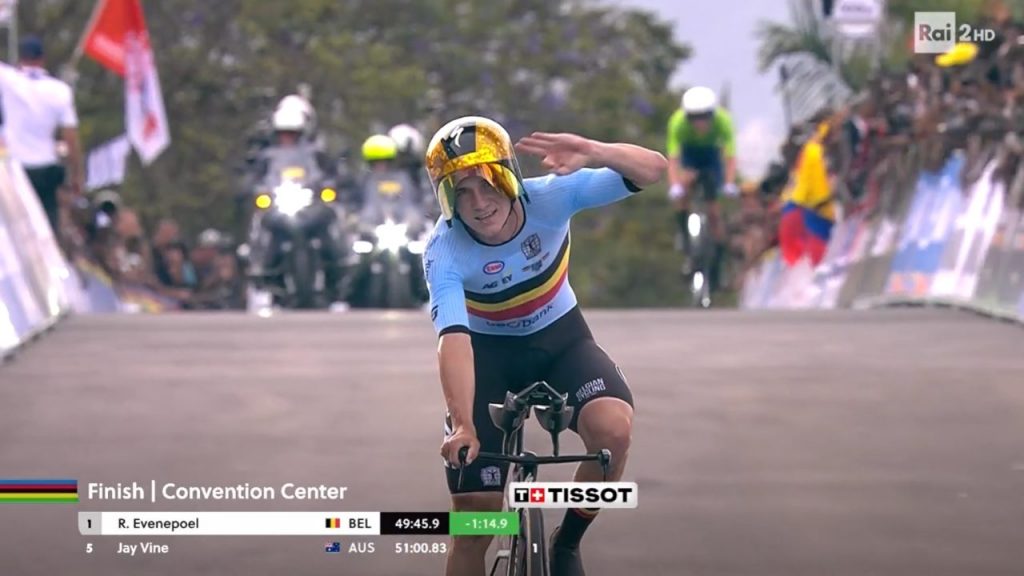 Evenepoel marziano, Pogacar doppiato e umiliato: crono spaziale del belga ai Mondiali di ciclismo