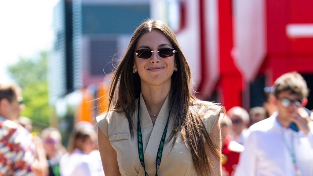 Chi è Laura Villars, la pilota che a 28 anni può diventare la prima ...