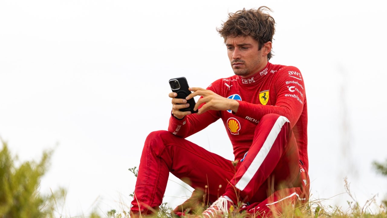 Come faceva Leclerc ad avere un telefono in pista subito dopo l'incidente con Antonelli nel GP ...