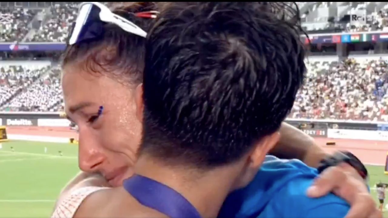 Maria Perez si emoziona in diretta e scoppia in lacrime con Antonella Palmisano: "La medaglia è ...