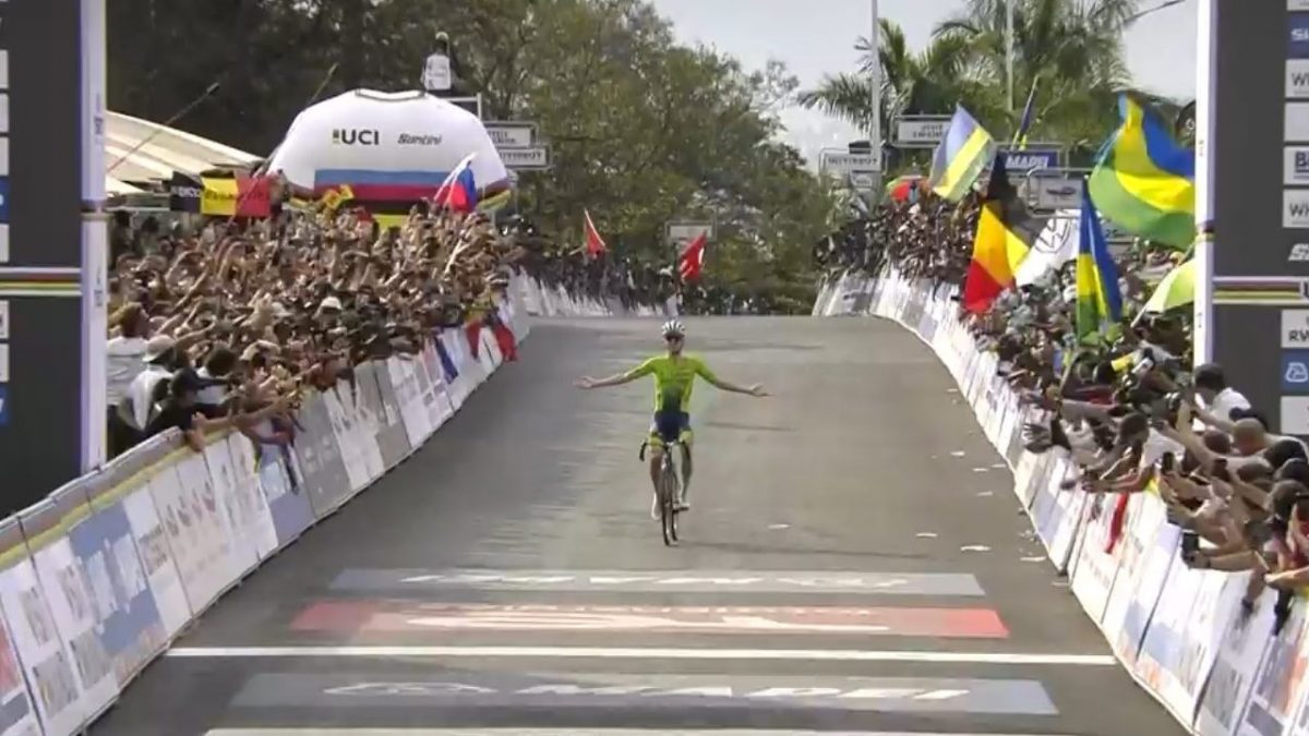 Tadej Pogacar è mostruoso, altra impresa incredibile ai Mondiali: è campione dopo una fuga di 106 km